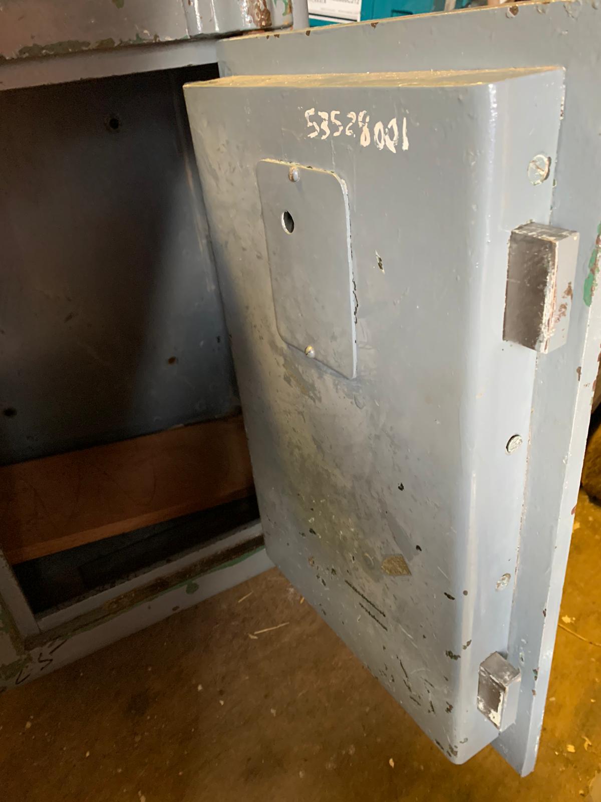 Chubb Manifoil Mark IV safe opened in Surrey - Brooks & Daughters Safe ...